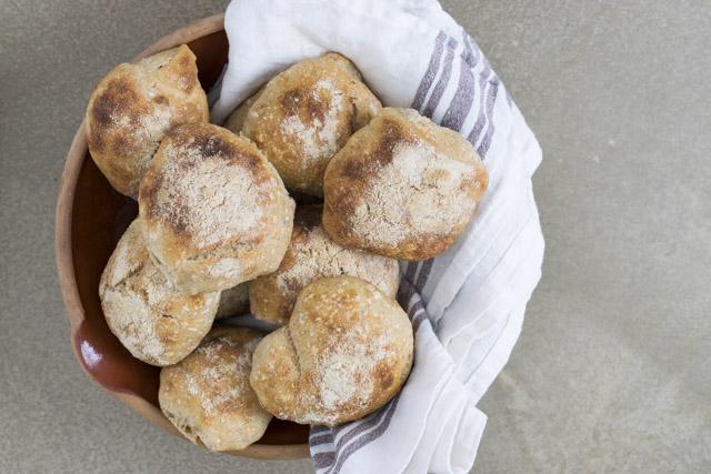 Sprøde surdejsboller | Opskrift på æltefri boller med surdej