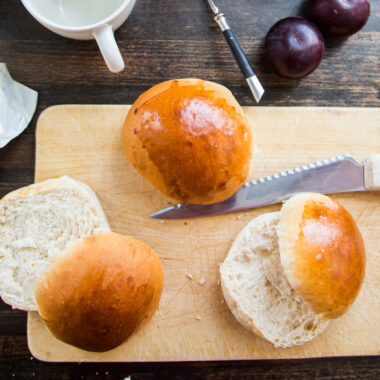 Boller opskrift | Hjemmebagte boller | Se de lækre opskrifter her