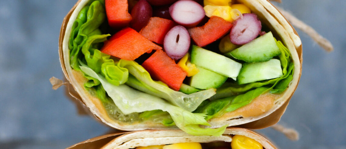 Wraps opskrift | Opskriften er med hjemmerørt hummus og grønt