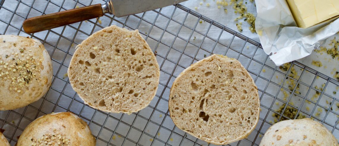 Surdejsboller med hampefrø | Hjemmebagte surdejsboller