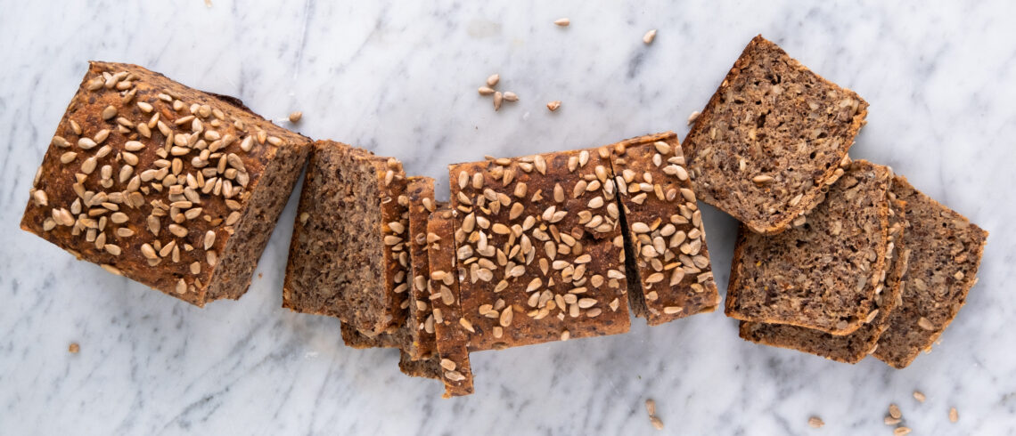 Rugbrød med surdej og mange kerner | Bageglæde fra os til dig