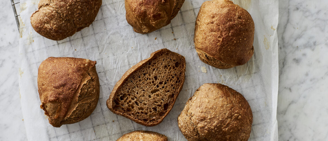 Koldhævede maltboller med maltmel og tørret surdej